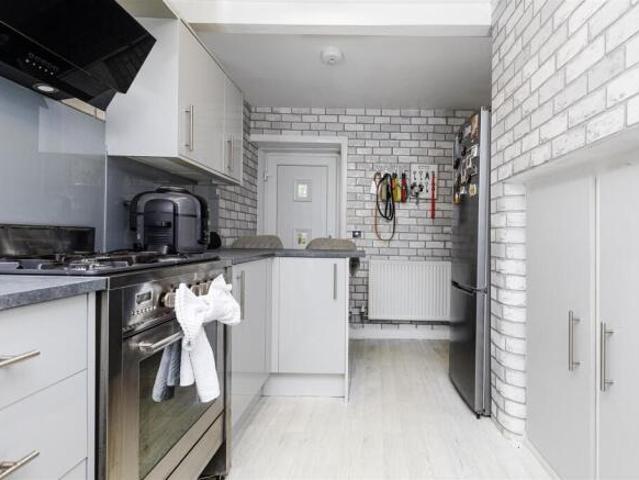 2 bedroom end of terrace house for sale in Hill Top Road, Paddock, Huddersfield, HD1