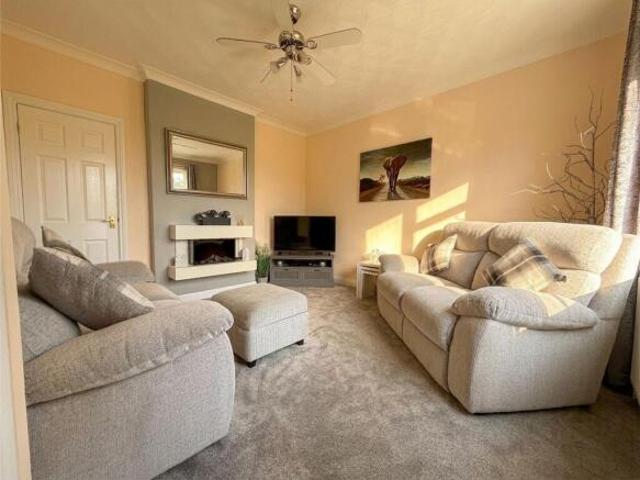 2 bedroom end of terrace house for sale in Oak Tree Avenue, Fenay Bridge, HD8