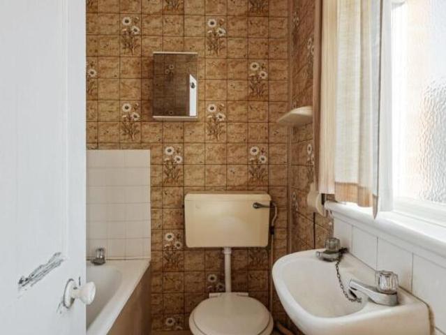 2 bedroom end of terrace house for sale in South Avenue, Eastbourne, BN20