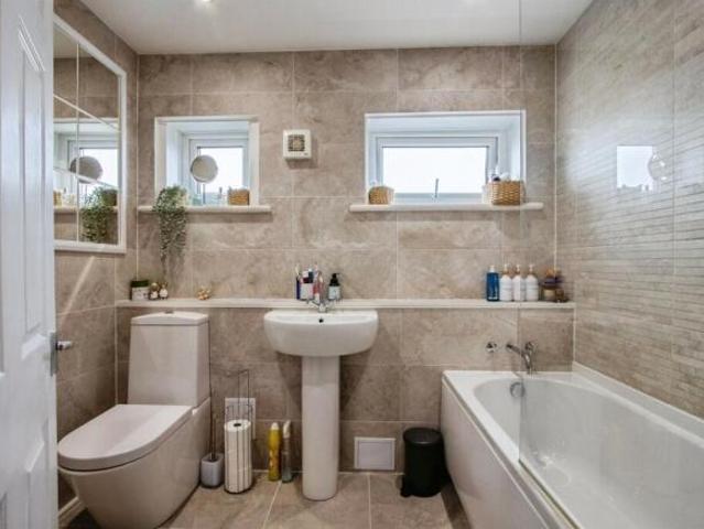 2 bedroom end of terrace house for sale in Stanks Lane North, LEEDS, LS14