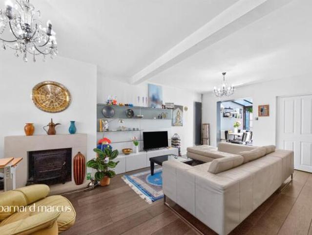 2 bedroom end of terrace house for sale in Summers Row, London, N12