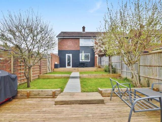 2 bedroom end of terrace house for sale in Wordsworth Road, Slough, SL2