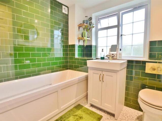2 bedroom end of terrace house for sale in Vale Grove, Slough, SL1