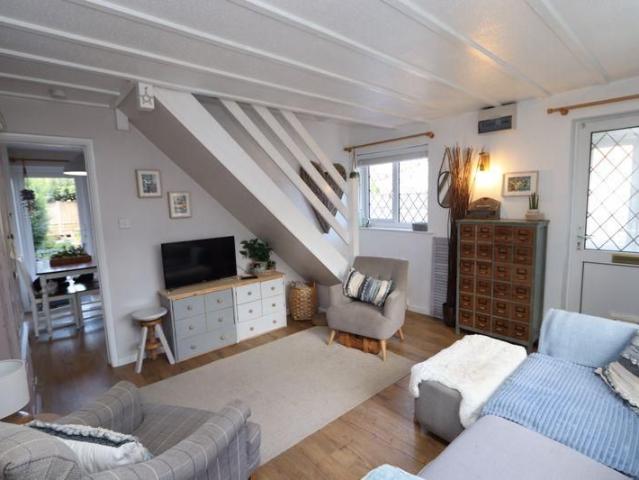 2 bedroom end of terrace house to rent