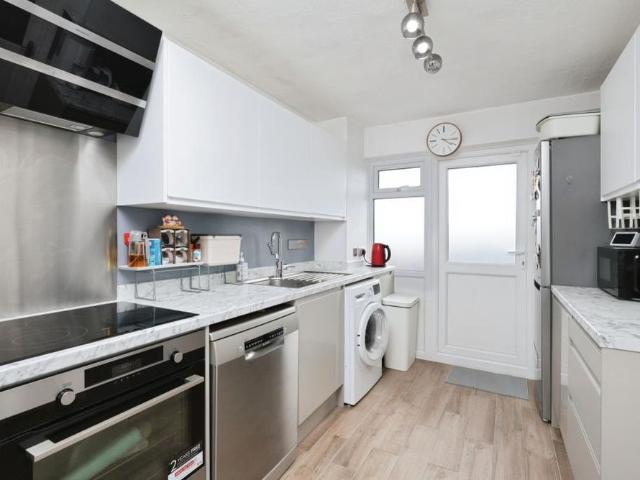 2 bedroom end of terrace house to rent