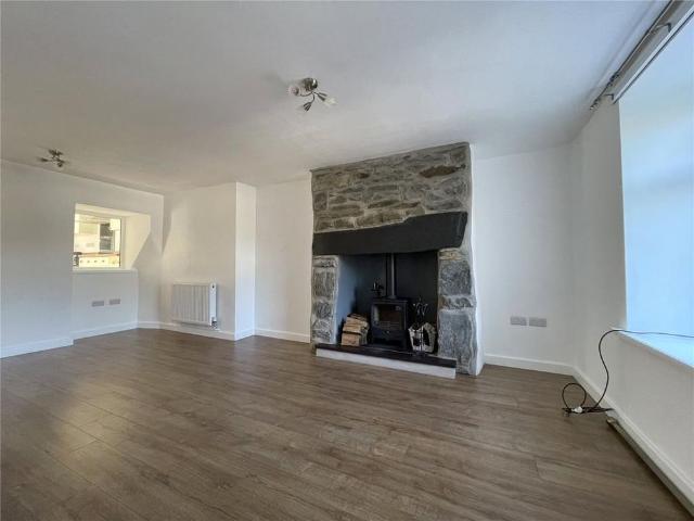 2 bedroom end of terrace house to rent