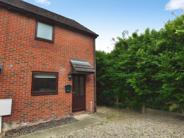 2 bedroom end of terrace house to rent