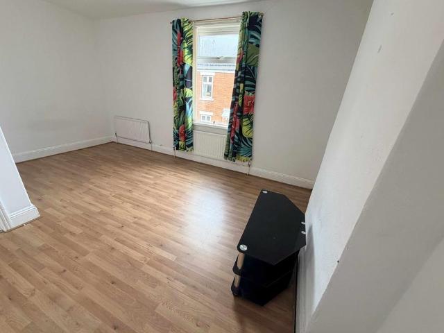 3 bedroom end of terrace house to rent