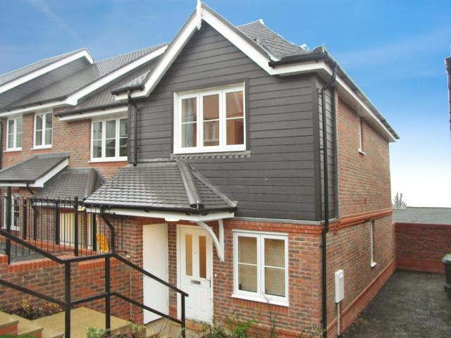 2 bedroom end of terrace house to rent