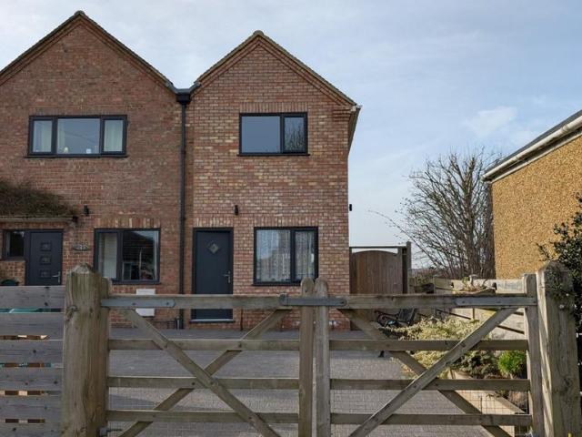 2 bedroom end of terrace house to rent