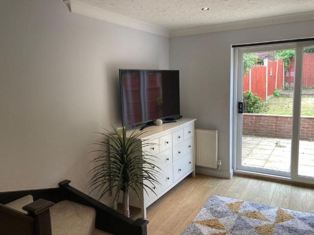 2 bedroom end of terrace house to rent