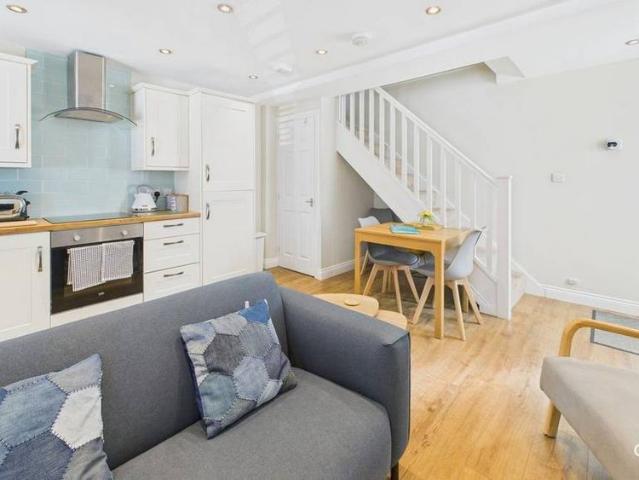 2 bedroom end of terrace house to rent