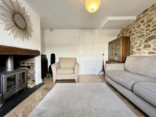 2 bedroom end of terrace house to rent