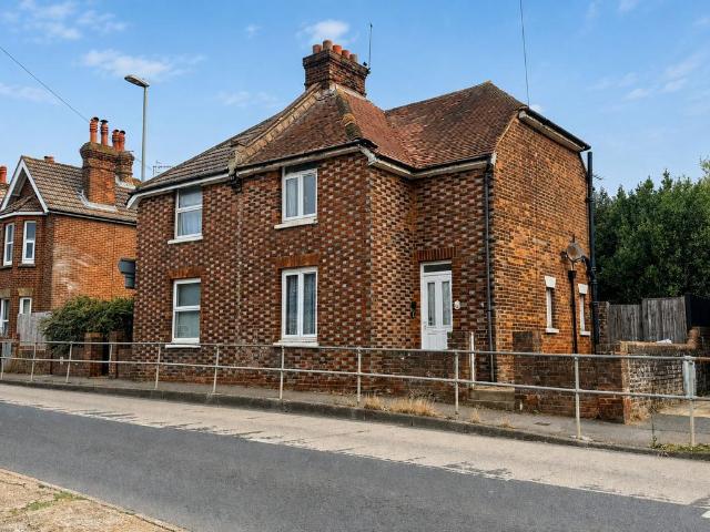 2 bedroom end of terrace house to rent