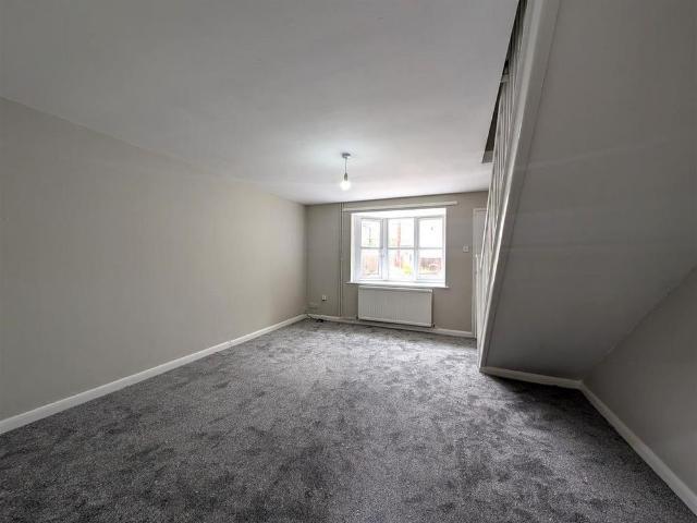2 bedroom end of terrace house to rent