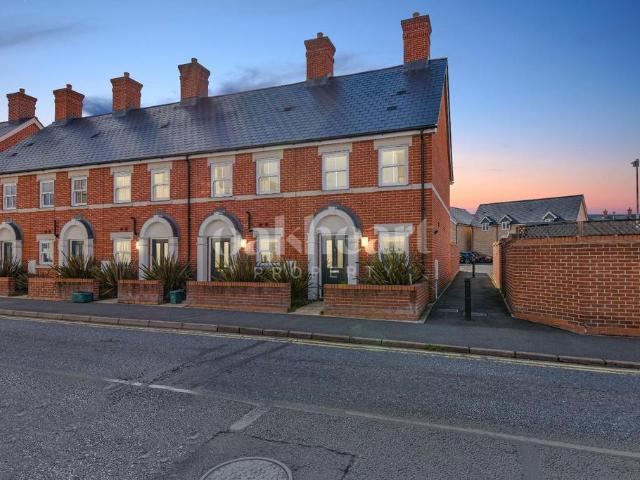 2 bedroom end of terrace house to rent