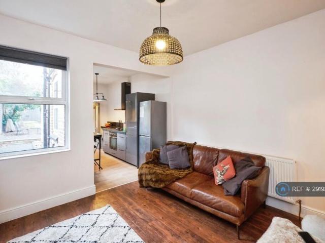 2 bedroom end of terrace house to rent