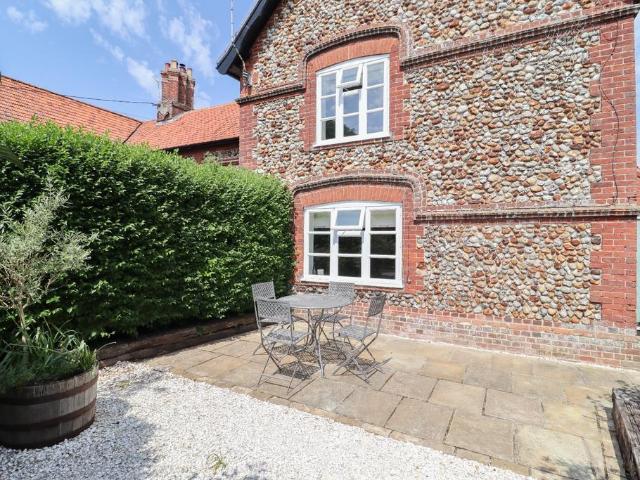 2 bedroom end of terrace house to rent