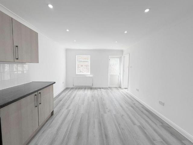 2 bedroom end of terrace house to rent
