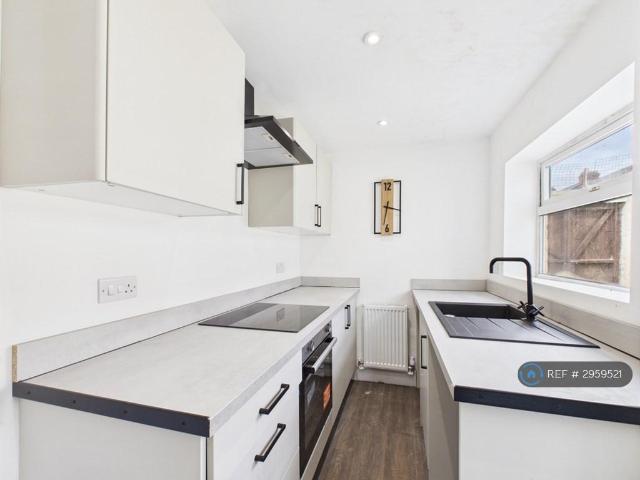 2 bedroom end of terrace house to rent