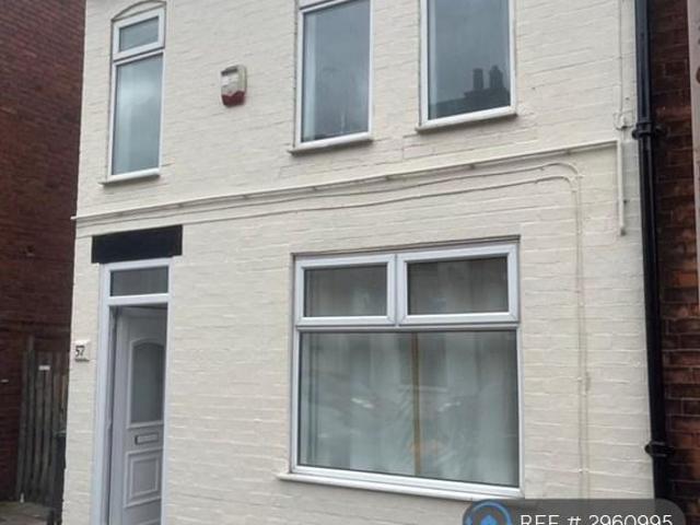 2 bedroom end of terrace house to rent
