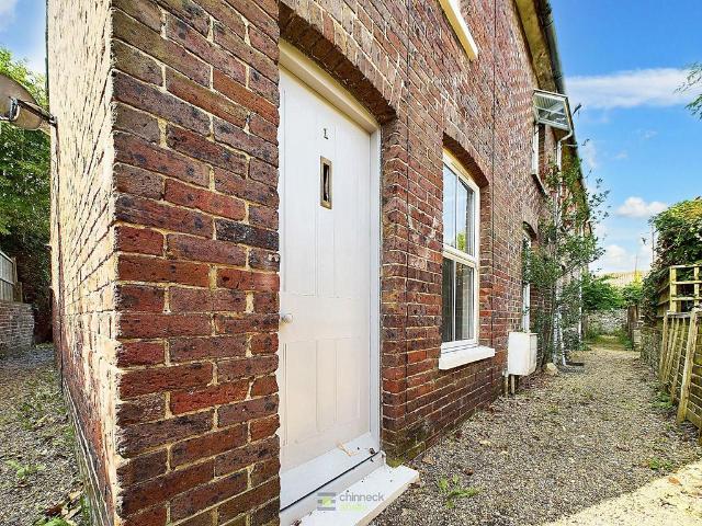 2 bedroom end of terrace house to rent