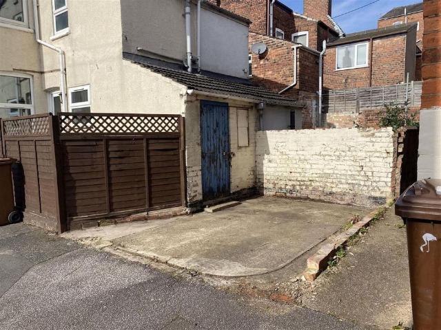 2 bedroom end of terrace house to rent