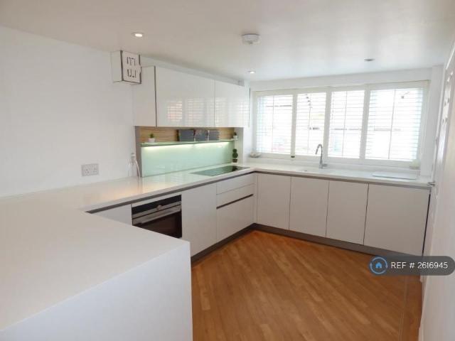 2 bedroom end of terrace house to rent