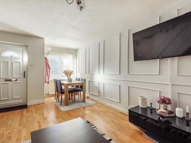 2 bedroom end of terrace house to rent