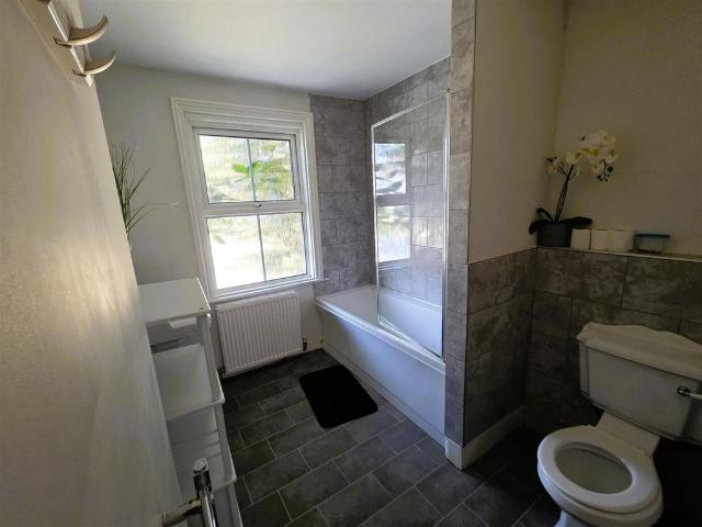 2 bedroom end of terrace house to rent