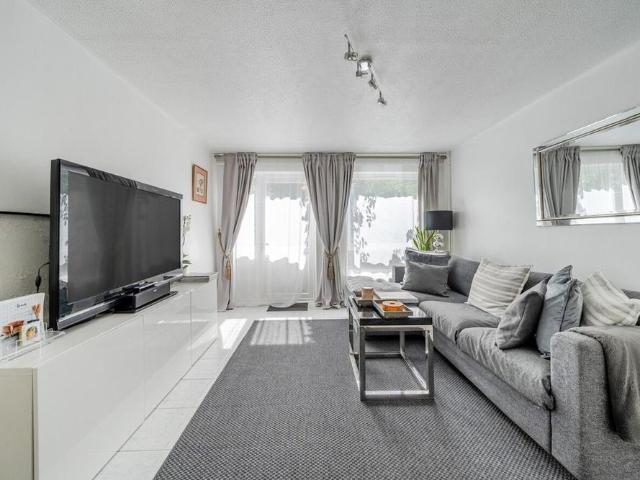2 bedroom end of terrace house to rent