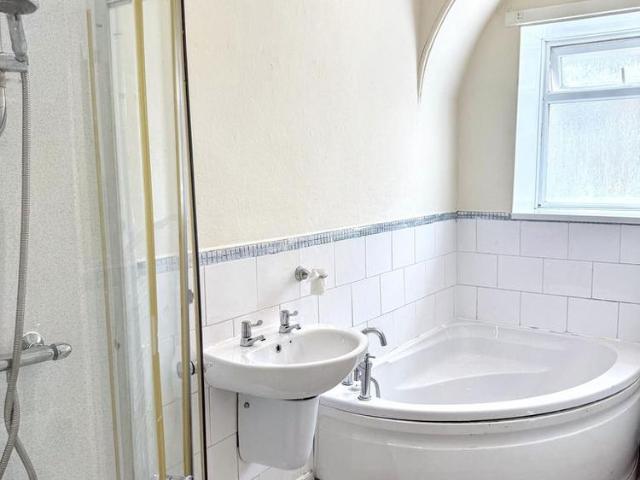 2 bedroom end of terrace house to rent