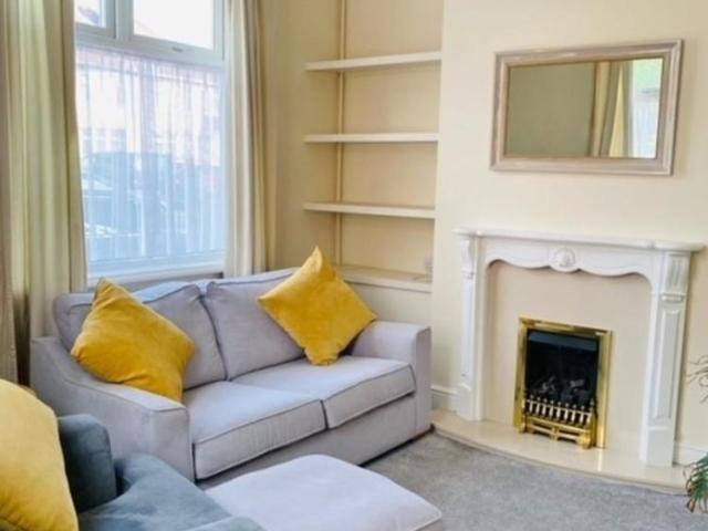 2 bedroom end of terrace house to rent