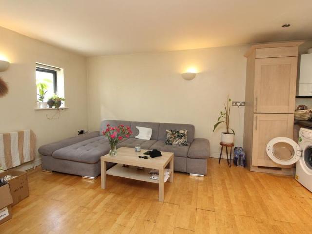 2 bedroom end of terrace house to rent