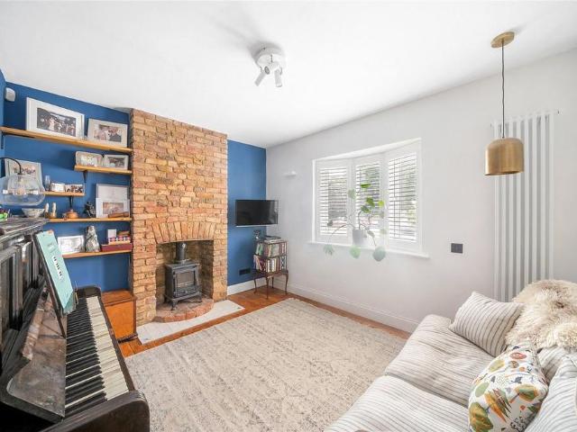 2 bedroom end of terrace house to rent