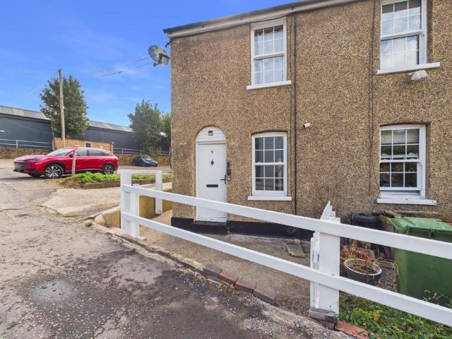 2 bedroom end of terrace house to rent