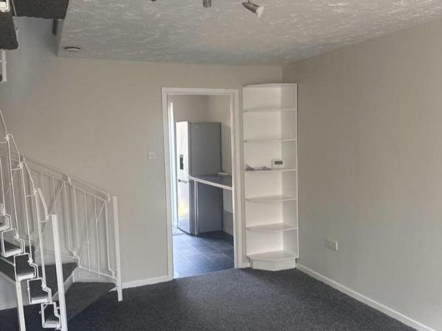 2 bedroom end of terrace house to rent