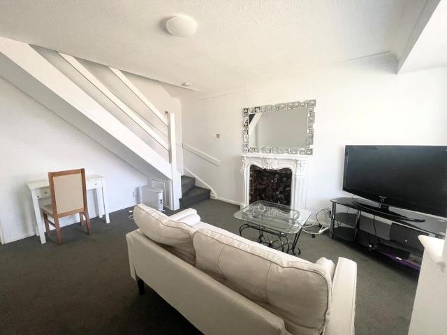 2 bedroom end of terrace house to rent