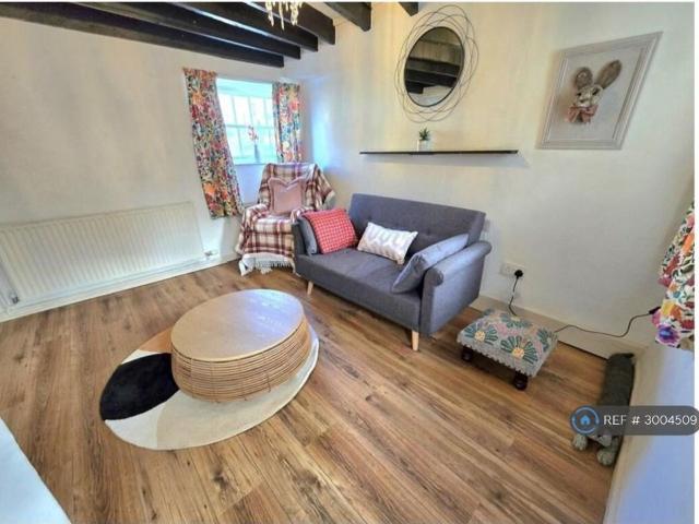 2 bedroom end of terrace house to rent