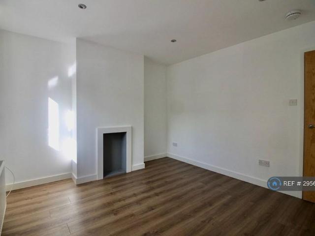 2 bedroom end of terrace house to rent