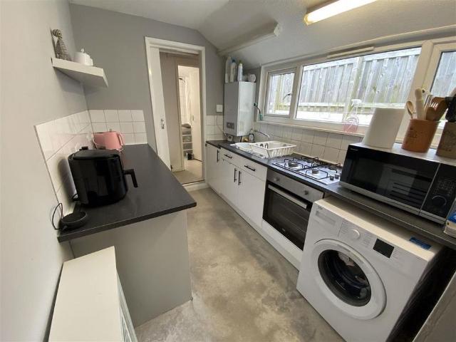 2 bedroom end of terrace house to rent