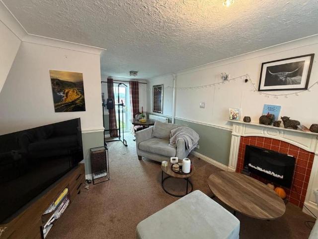 2 bedroom end of terrace house to rent