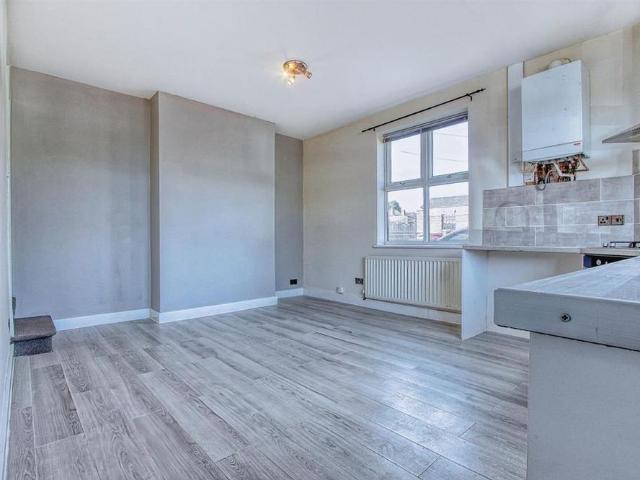 2 bedroom end of terrace house to rent