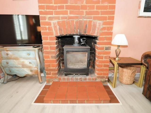 2 bedroom end of terrace house to rent