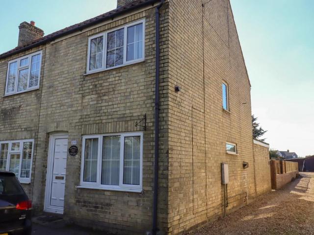 2 bedroom end of terrace house to rent