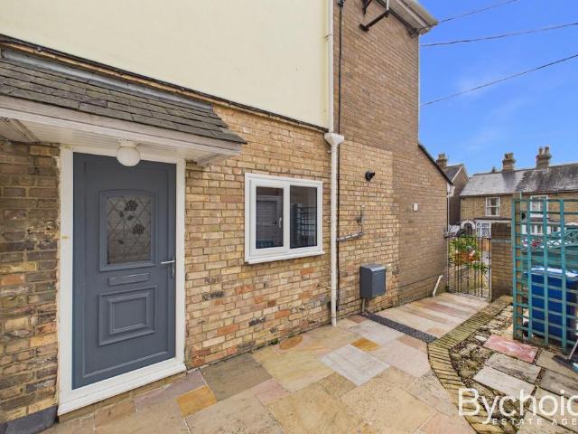 2 bedroom end of terrace house to rent