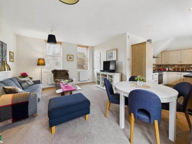 2 bedroom end of terrace house to rent