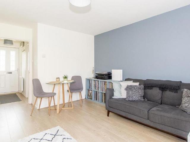 2 bedroom end of terrace house to rent