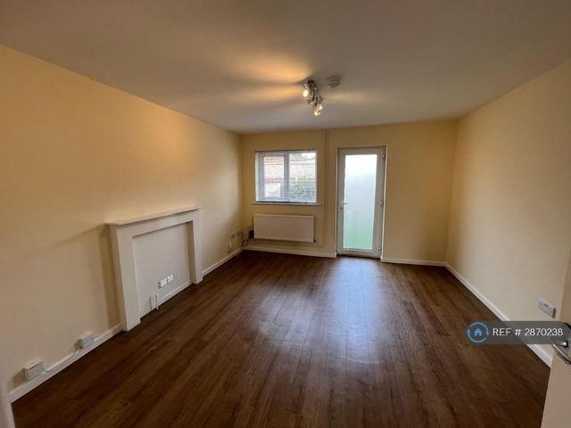 2 bedroom end of terrace house to rent