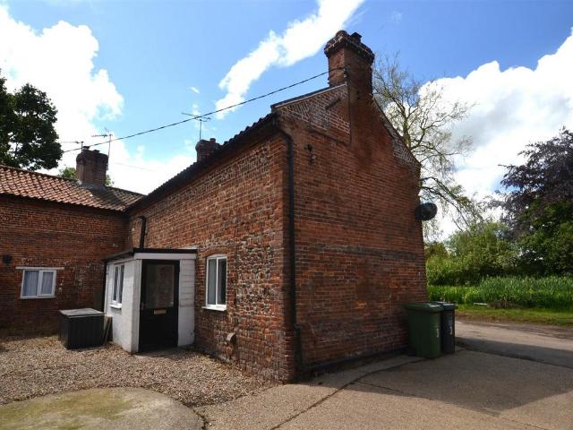 2 bedroom end of terrace house to rent
